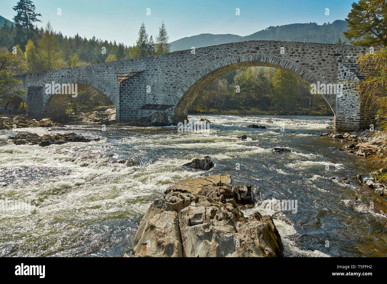 INVERCAULD BRIDGE OR BRIG O' DEE ABERDEENSHIRE SCOTLAND THE COUNTRYSIDE ...