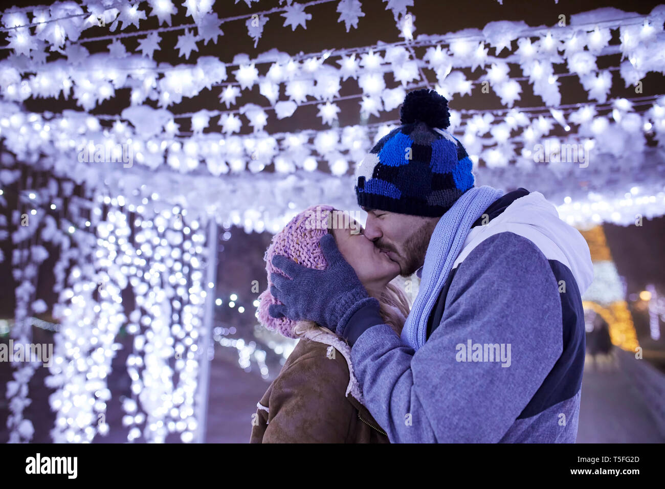 Couple kissing winter hi-res stock photography and images - Alamy