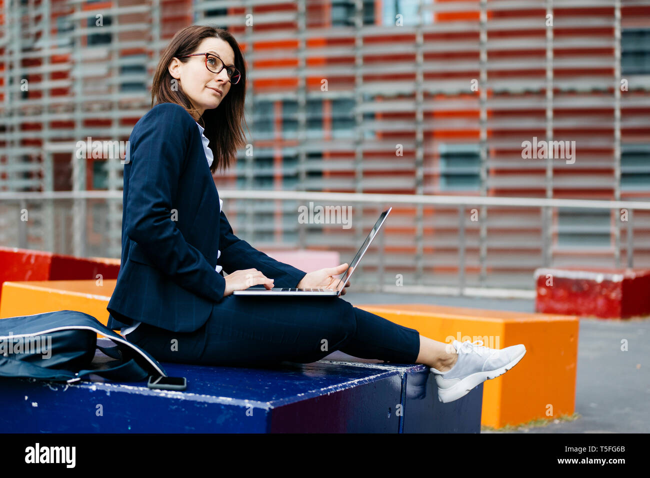 Sitting outside with laptop hi-res stock photography and images - Alamy