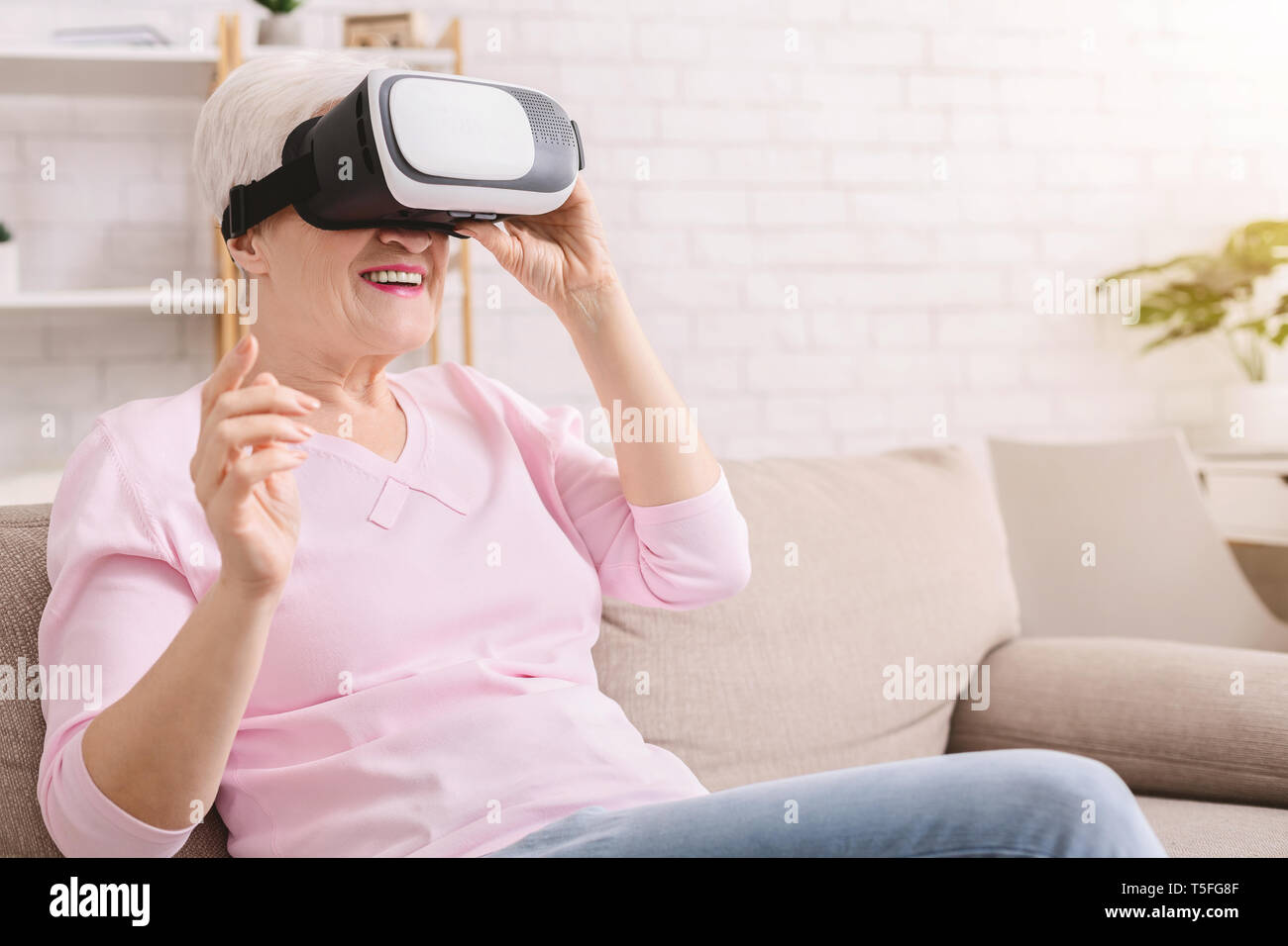 Woman watching vr device home hi-res stock photography and images - Alamy