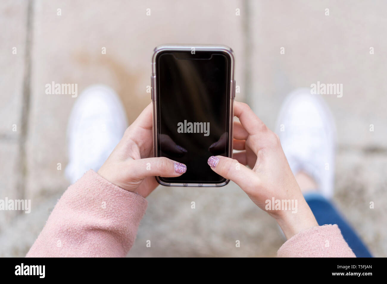 Woman holding phone close hi-res stock photography and images - Alamy