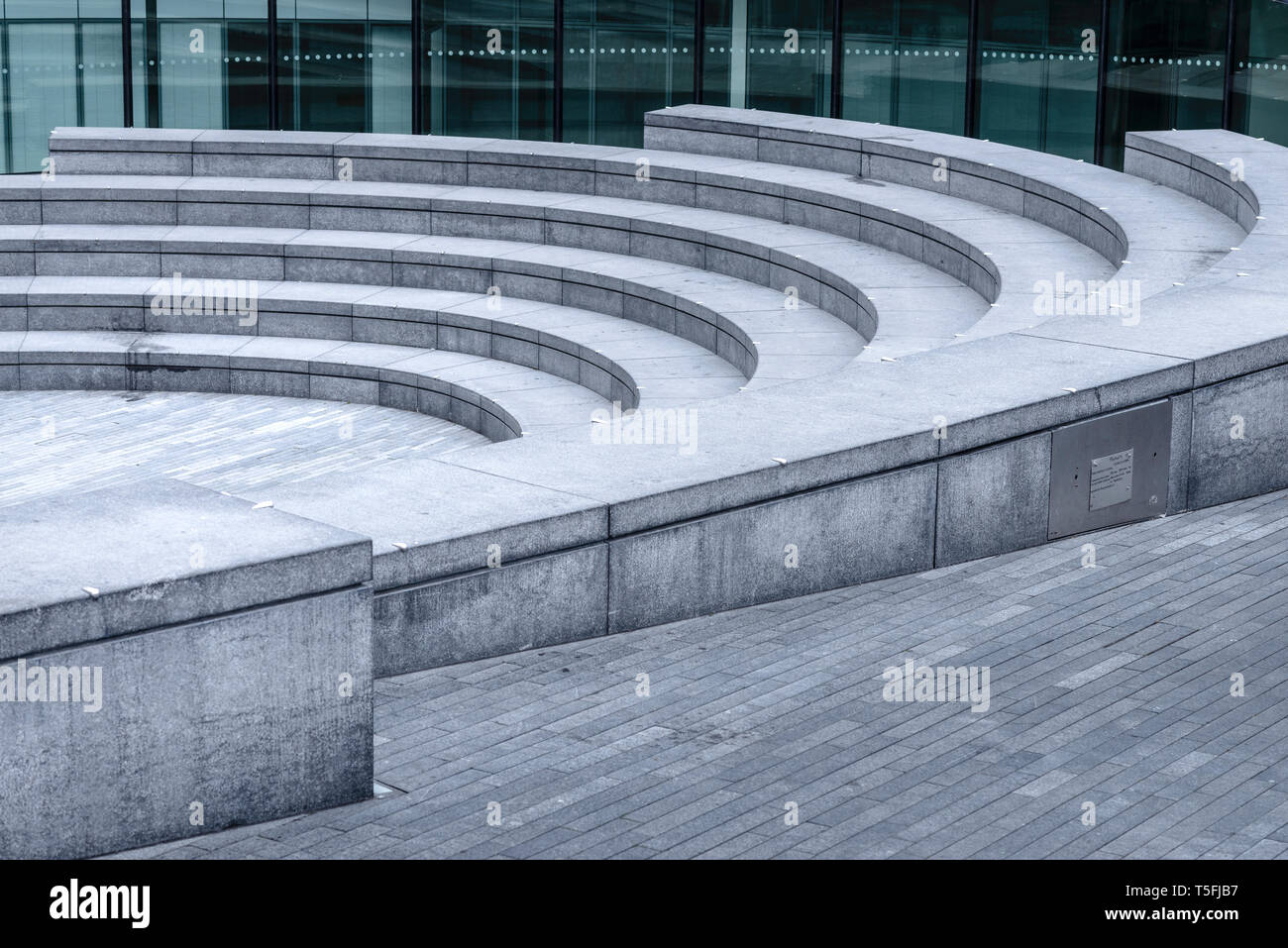 Curved stone seating hi-res stock photography and images - Alamy
