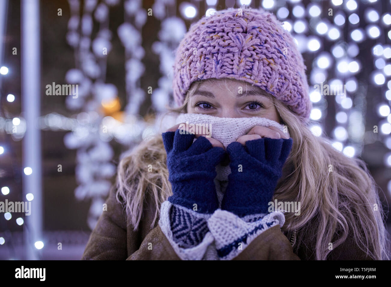 Freezing woman hi-res stock photography and images - Alamy