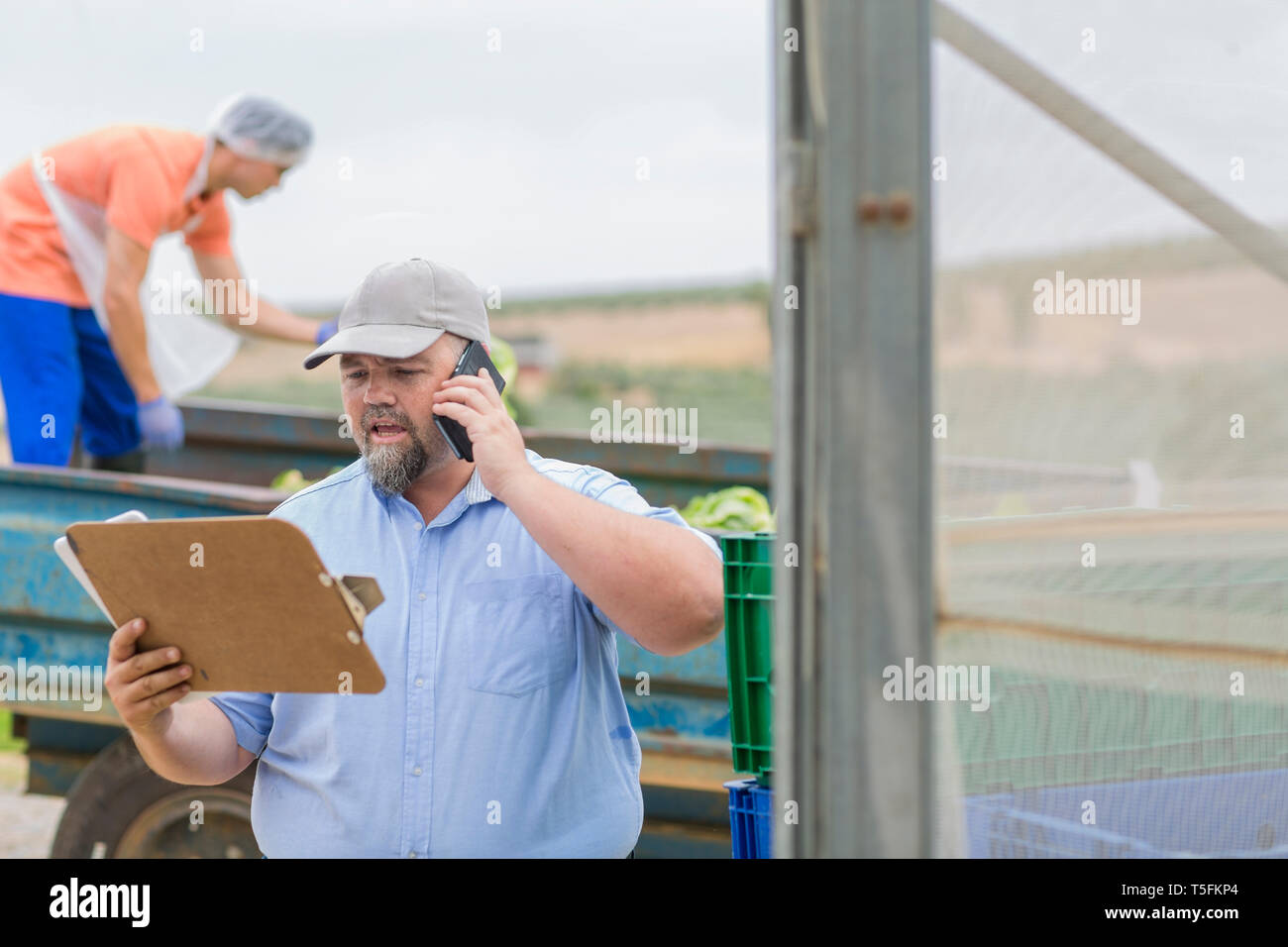 Worker talking hi-res stock photography and images - Alamy
