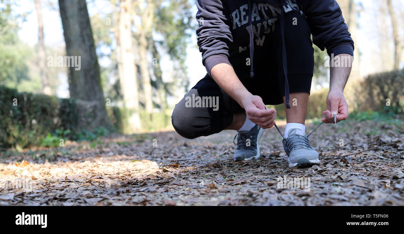 Man tying laces hi-res stock photography and images - Alamy