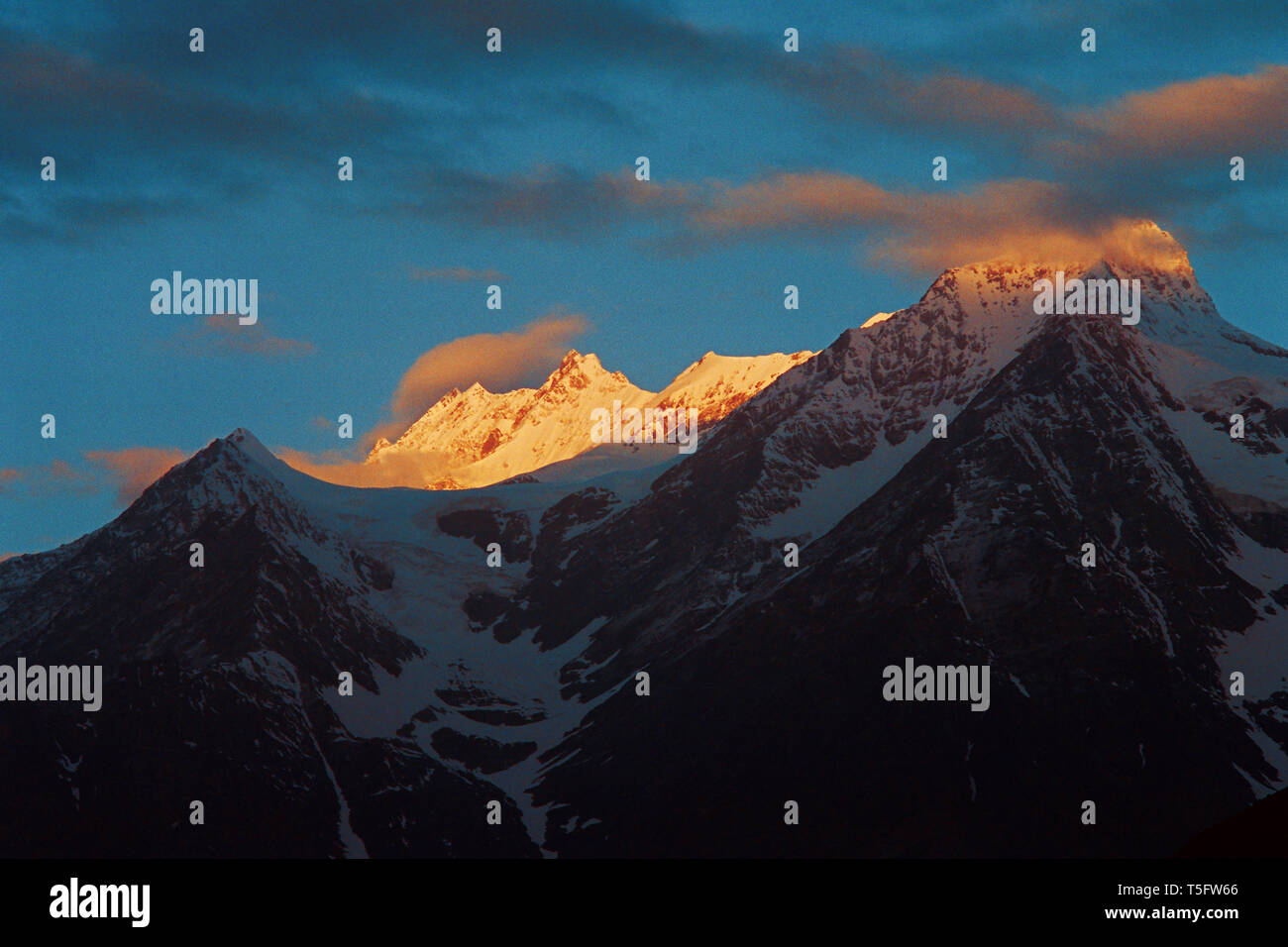 Snow covered peaks indian himalaya hi-res stock photography and images ...