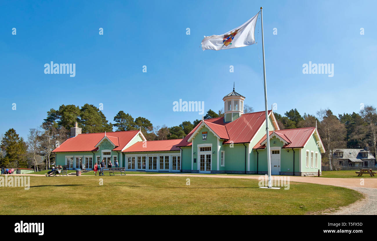 Invercauld castle hi-res stock photography and images - Alamy