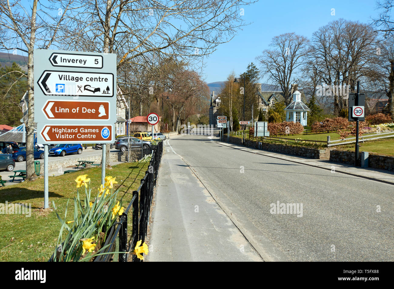 BRAEMAR ABERDEENSHIRE SCOTLAND THE MAIN STREET WITH ROAD SIGNS AND ...
