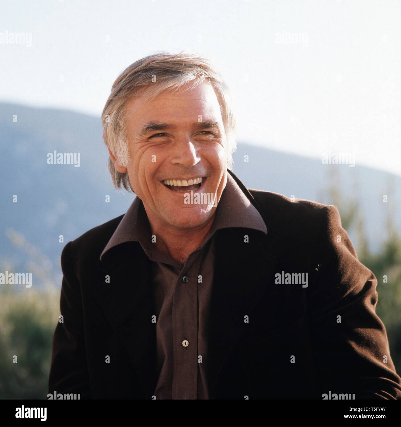 Ein lachender Joachim Fuchsberger in Griechenland, 1970er. Portrait of ...