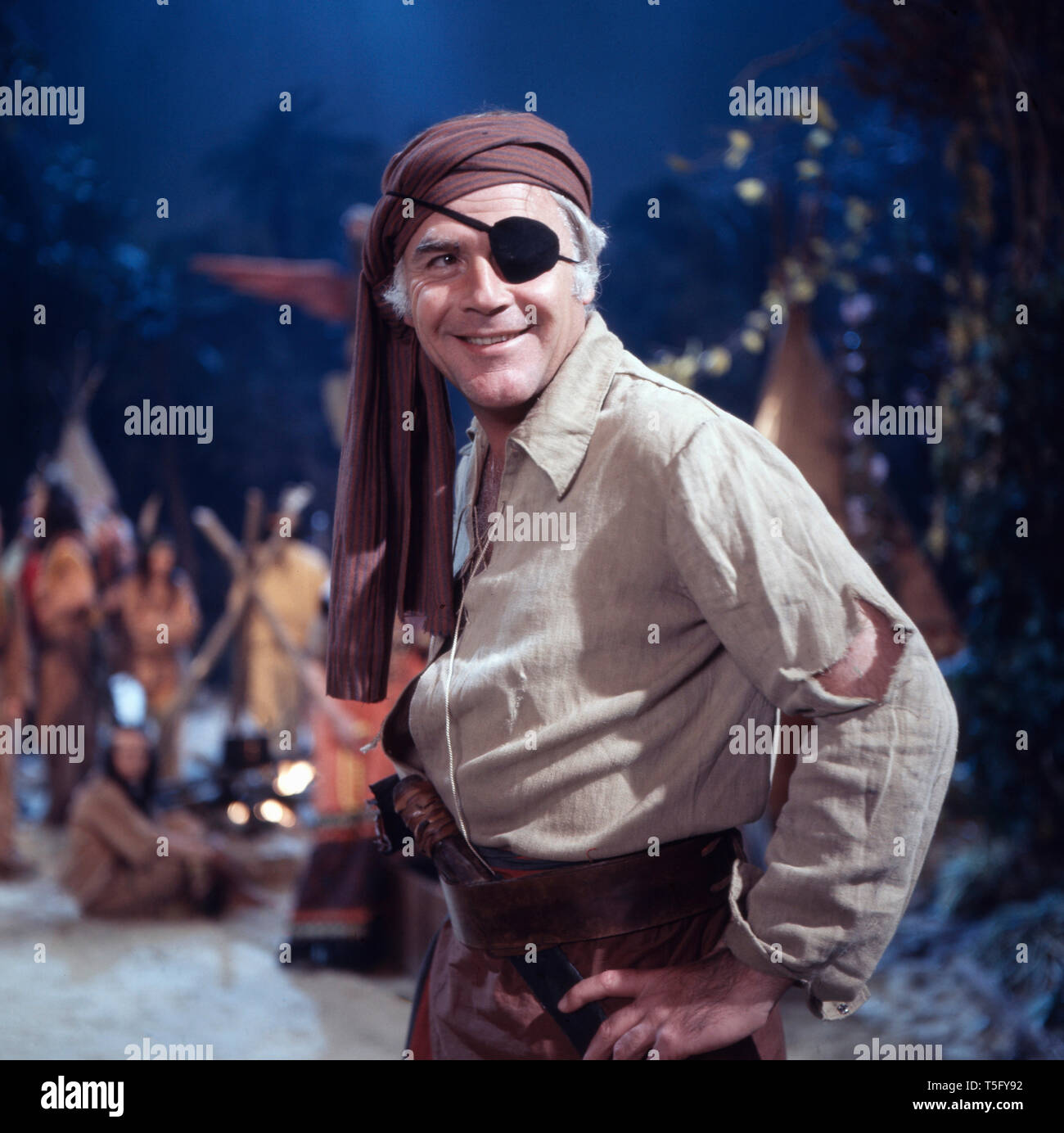 Joachim Fuchsberger in einem Piratenkostüm, Deutschland 1970er. Joachim ...