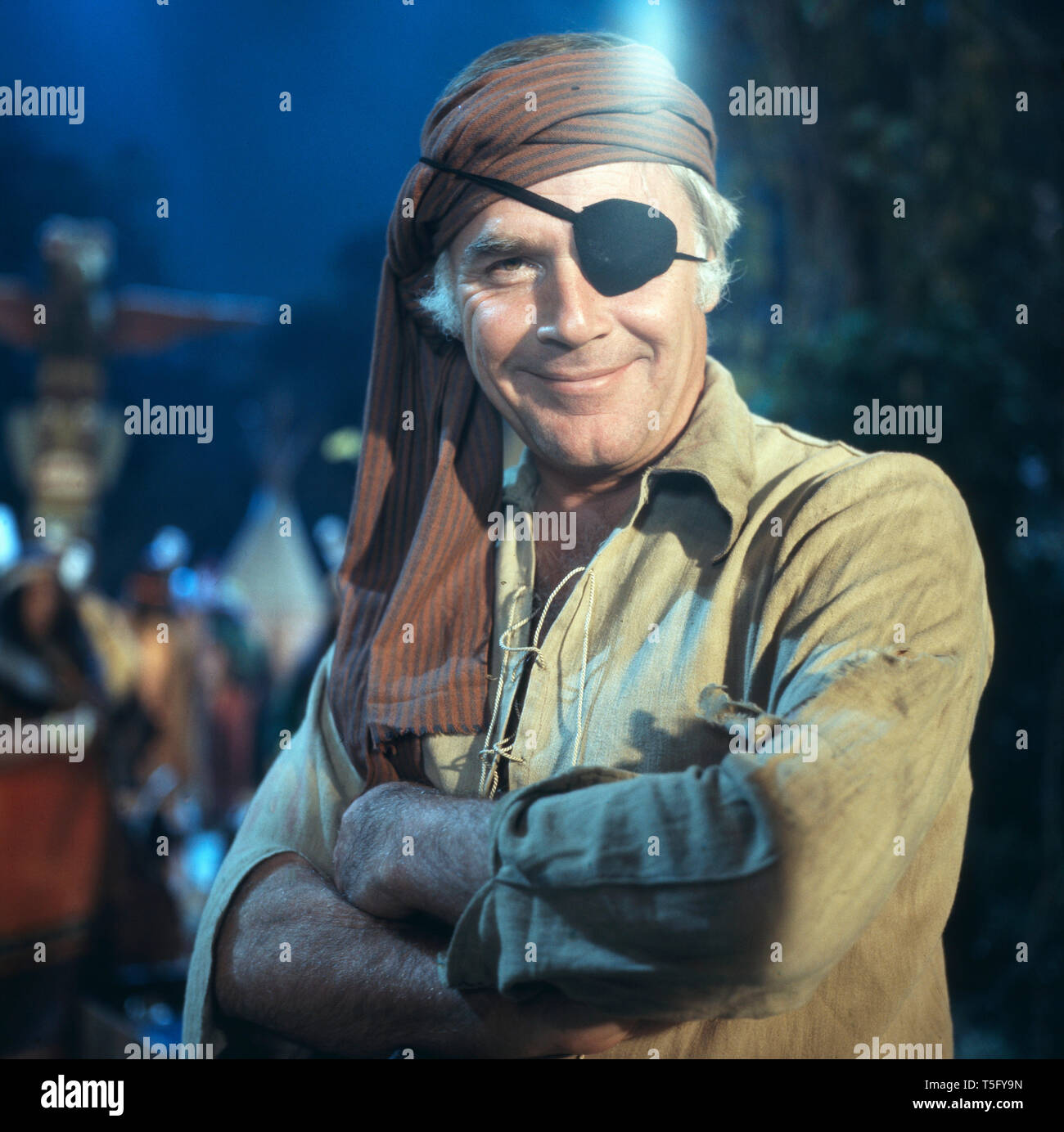 Joachim Fuchsberger in einem Piratenkostüm, Deutschland 1970er. Joachim ...