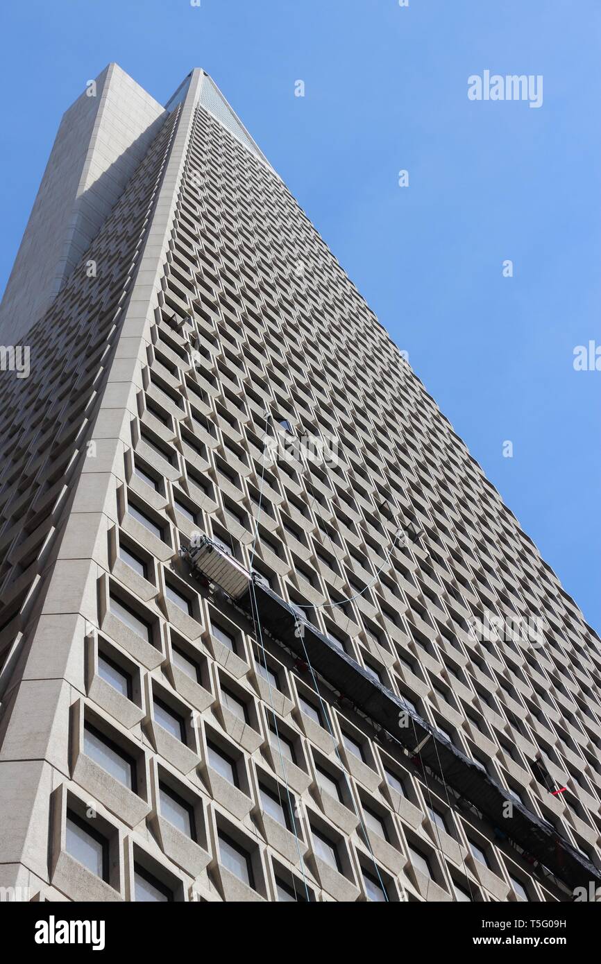 SAN FRANCISCO, USA - APRIL 8, 2014: Transamerica Pyramid skyscraper in ...