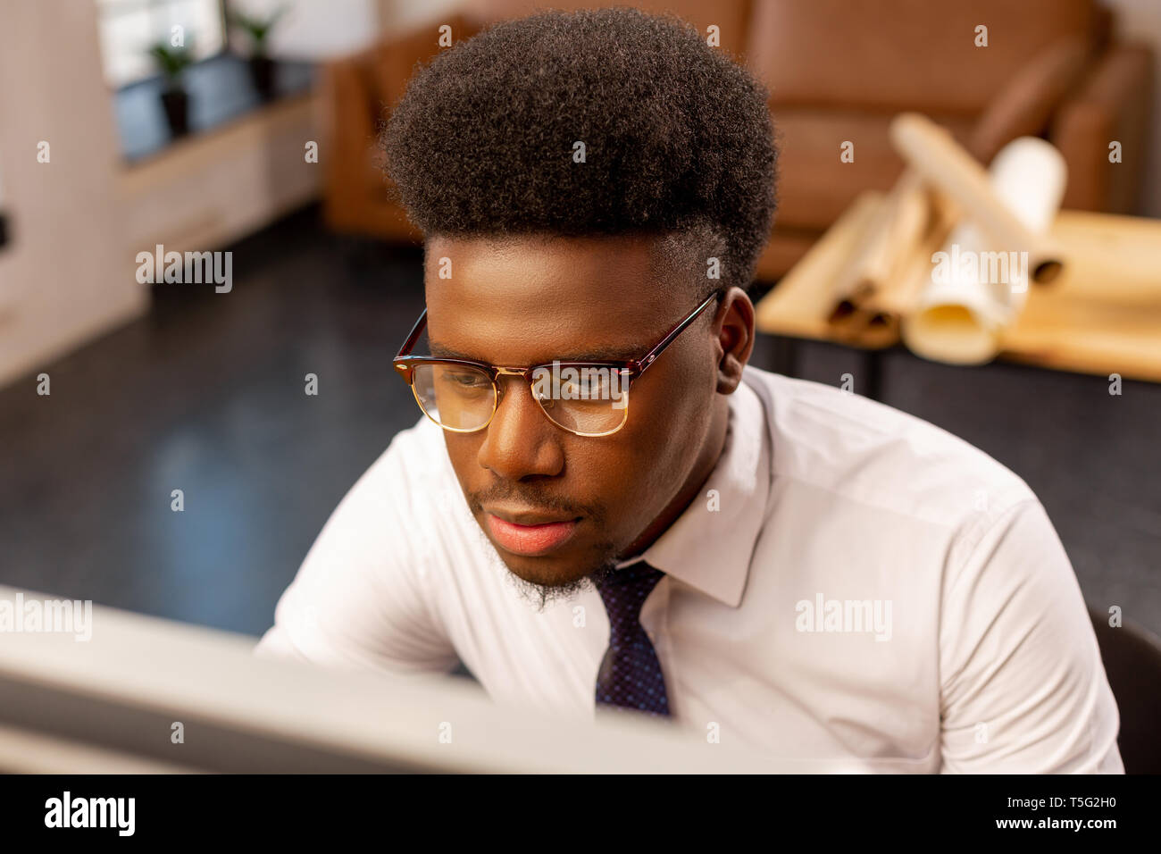 Focusing at work hi-res stock photography and images - Alamy