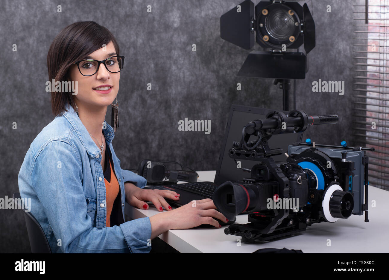 Woman camera video editor hi-res stock photography and images - Alamy