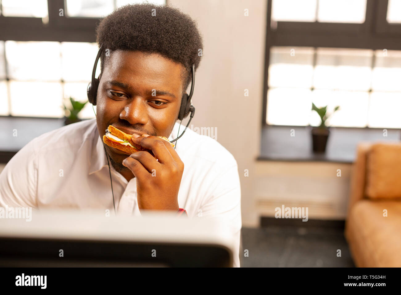 Male employee having quick meal hi-res stock photography and images - Alamy