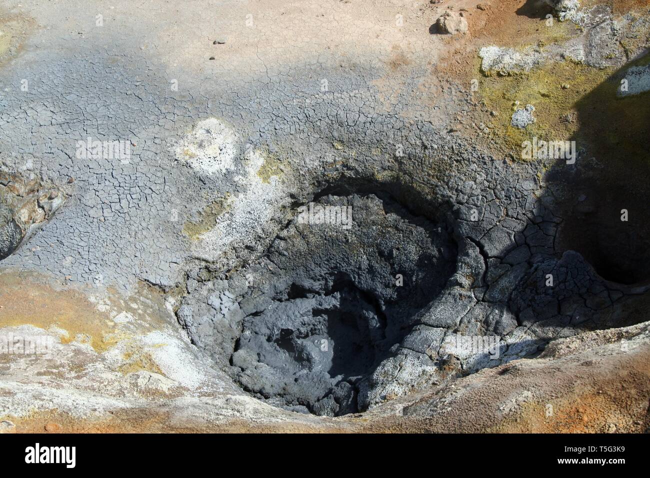 Seltun / Krysuvik (Krýsuvík): Mud pot with cracked fissured ground and ...