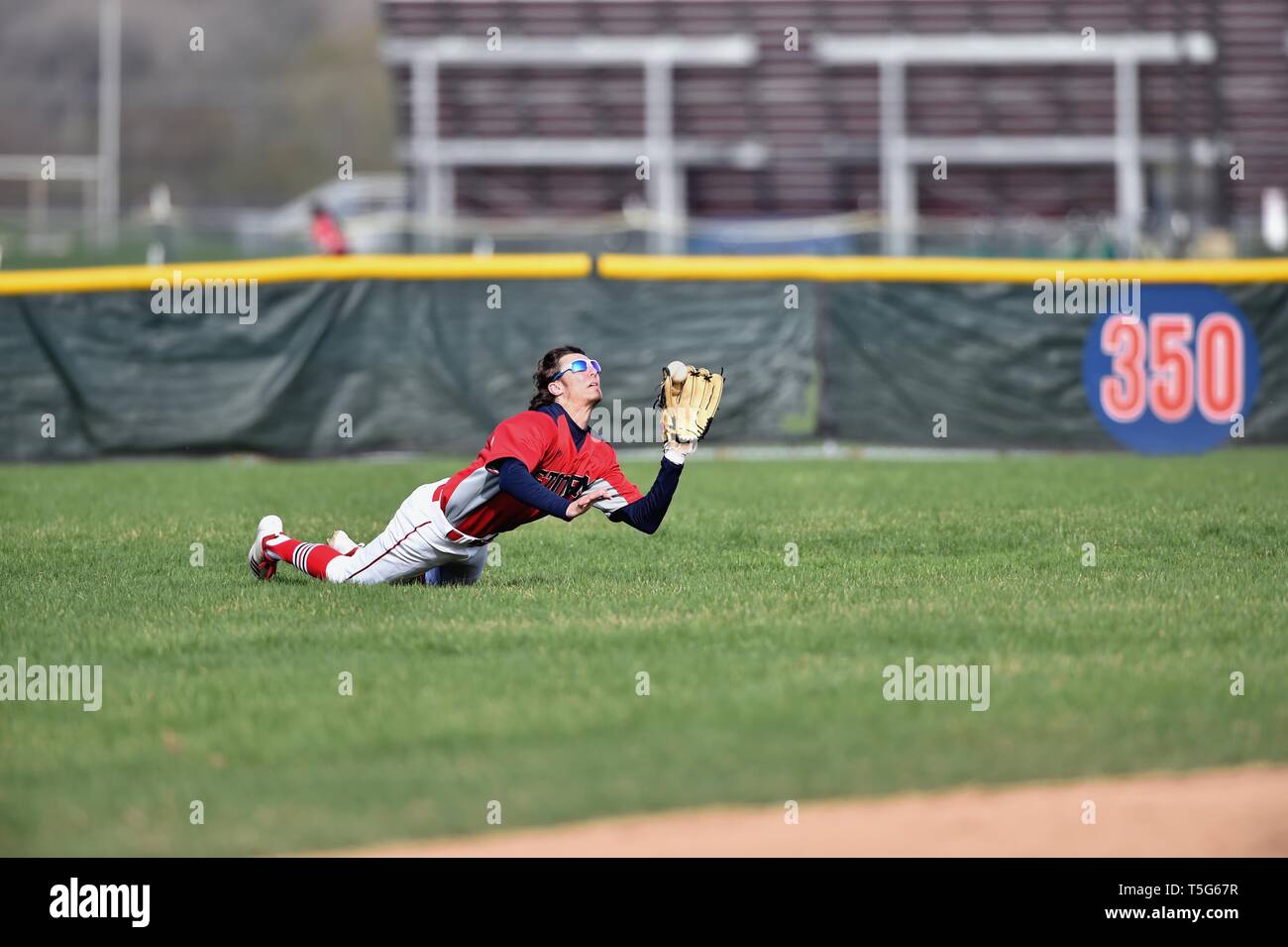 Outfielder catching hi-res stock photography and images - Alamy