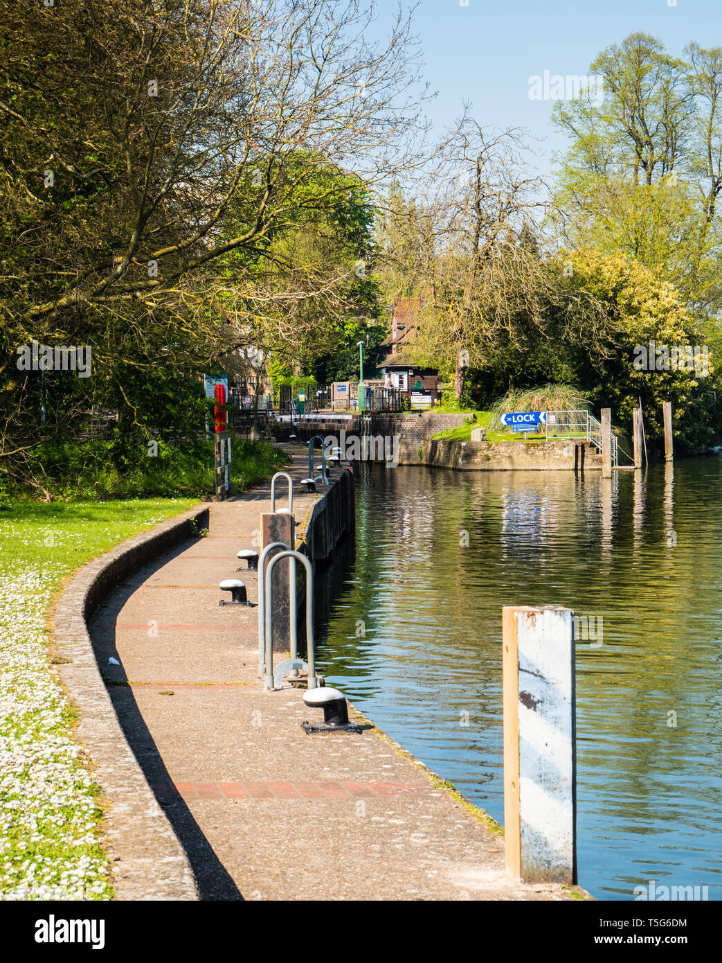 Reading uk caversham lock hi-res stock photography and images - Alamy