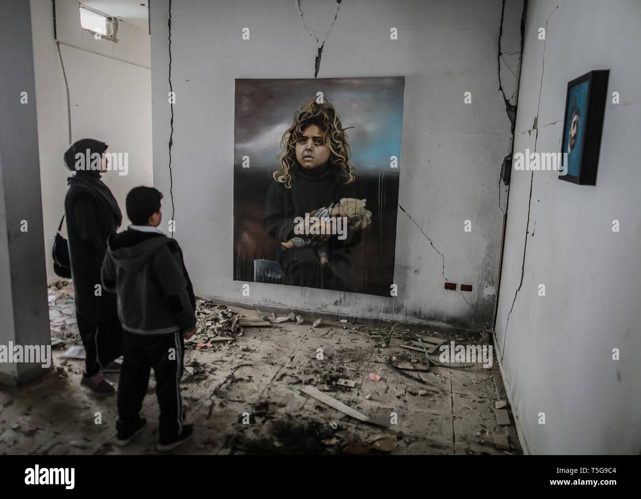 Gaza City, The Gaza Strip, Palestine. 24th Apr, 2019. Palestinian visit ...