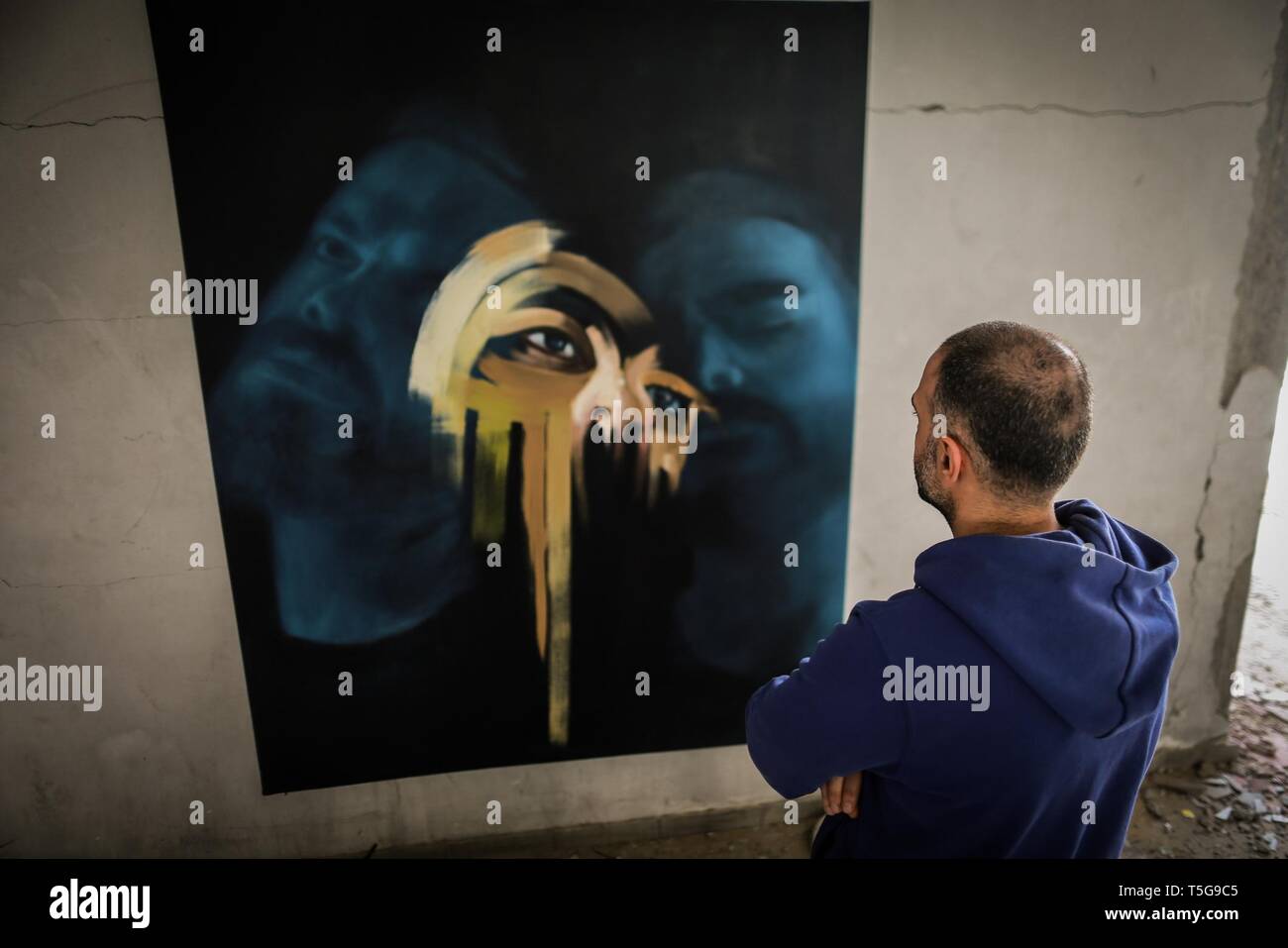 Gaza City, The Gaza Strip, Palestine. 24th Apr, 2019. A Palestinian man ...