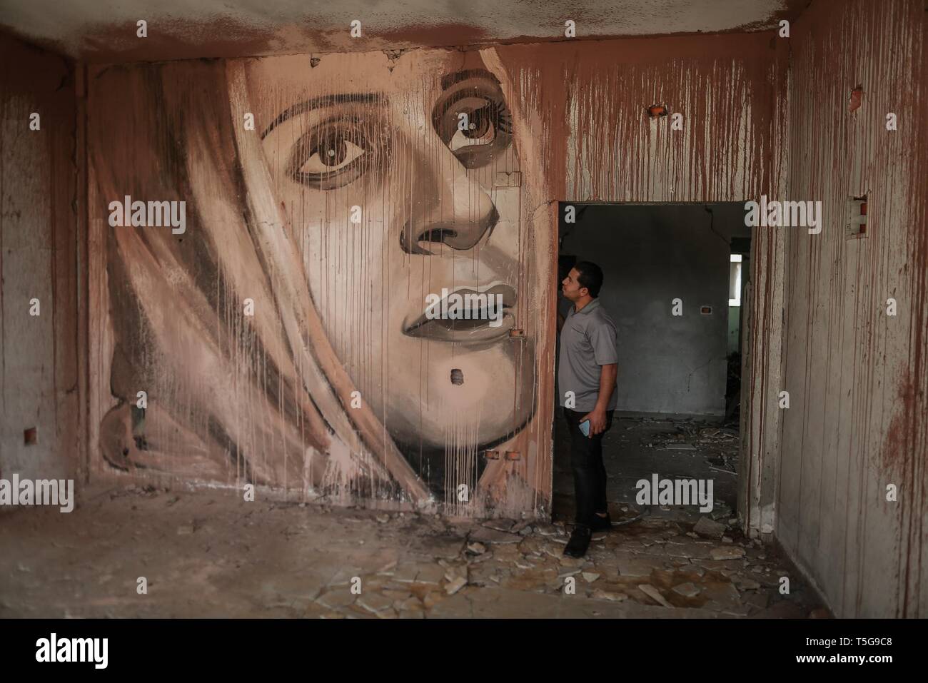Gaza City, The Gaza Strip, Palestine. 24th Apr, 2019. A Palestinian man ...
