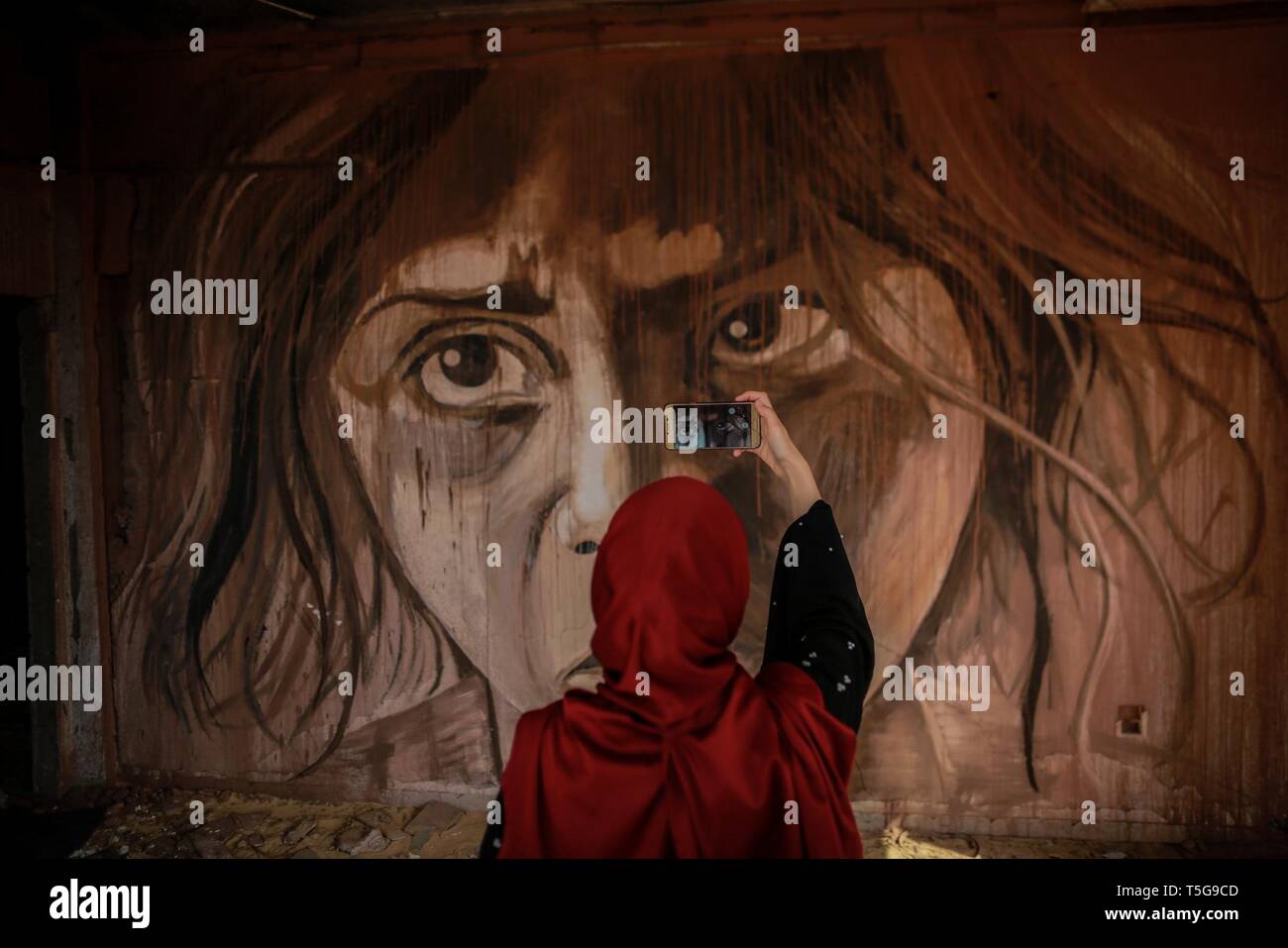 Gaza City, The Gaza Strip, Palestine. 24th Apr, 2019. A Palestinian ...