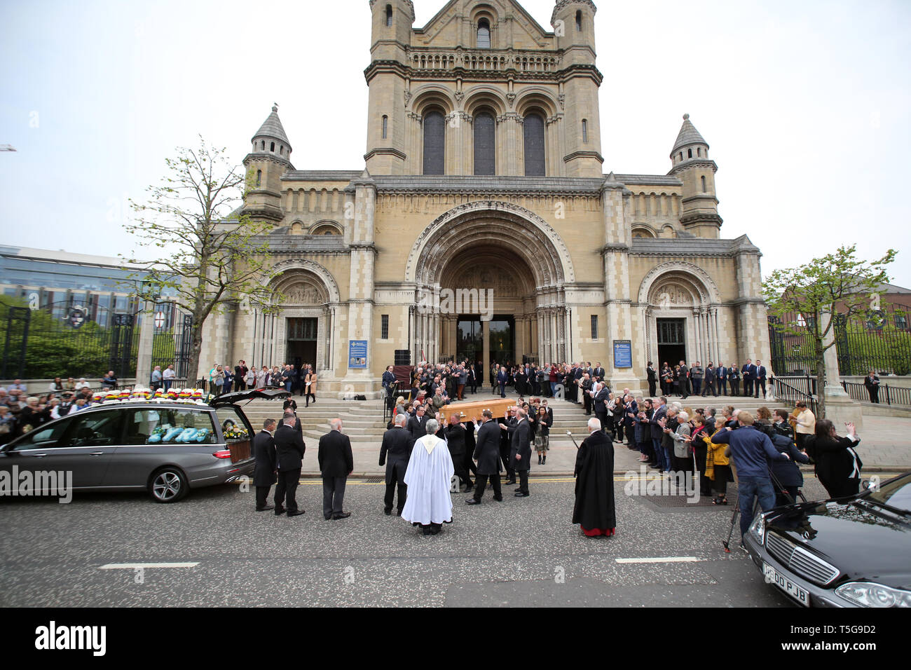 In the creggan estate in derry hi-res stock photography and images - Alamy