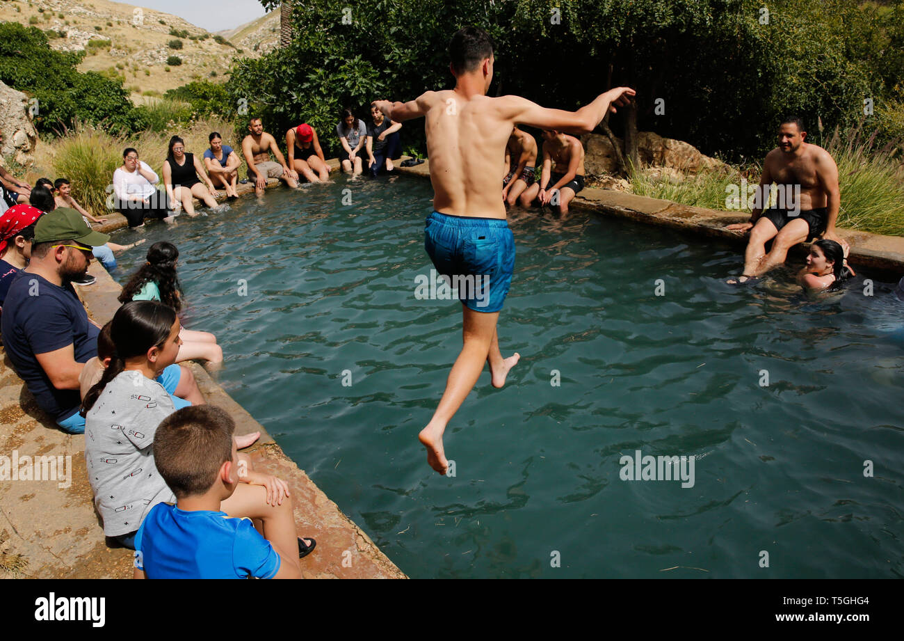 Jerusalem. 24th Apr, 2019. Jewish visitors enjoy the nature during the ...