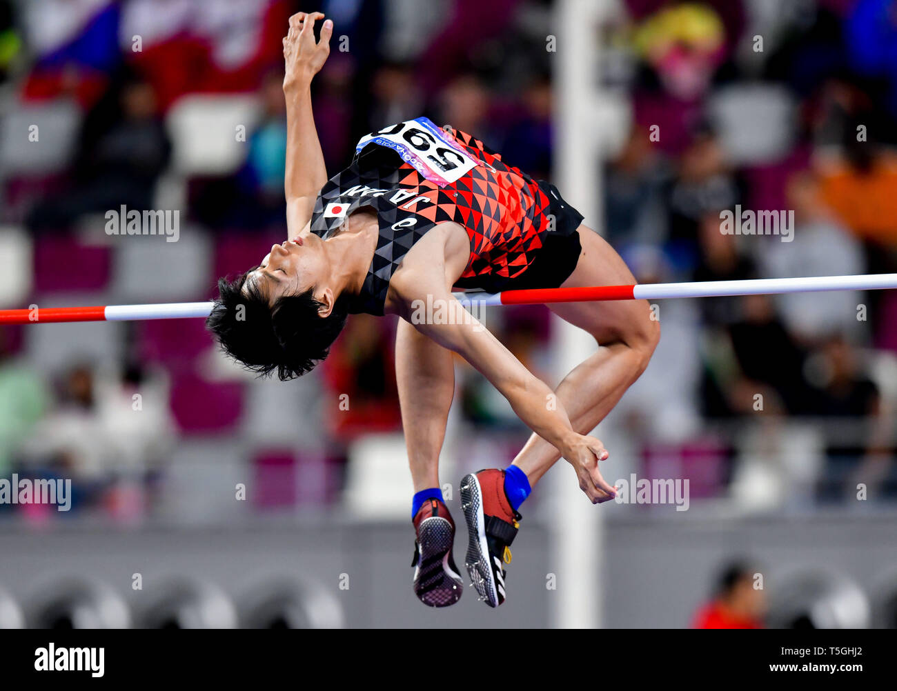 (190425) -- DOHA, April 25, 2019 (Xinhua) -- Naoto Tobe of Japan ...