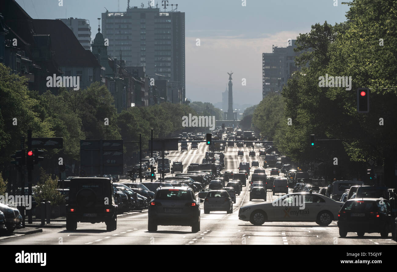 Berlin, Germany. 25th Apr, 2019. Vehicles drive in the morning on the ...