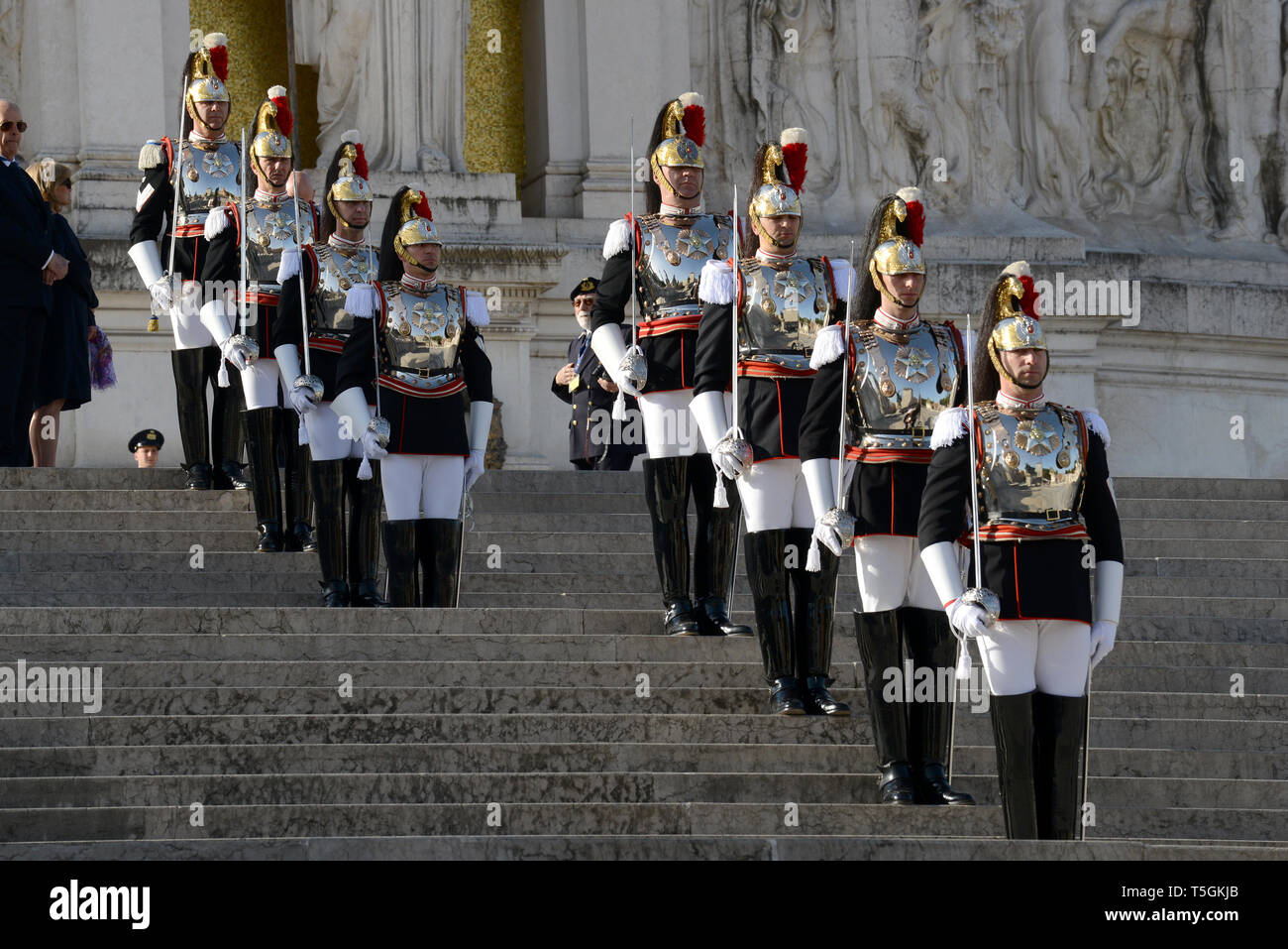 Rome, Italy. 25th Apr, 2019. The cuirassiers prepare for the ceremony ...