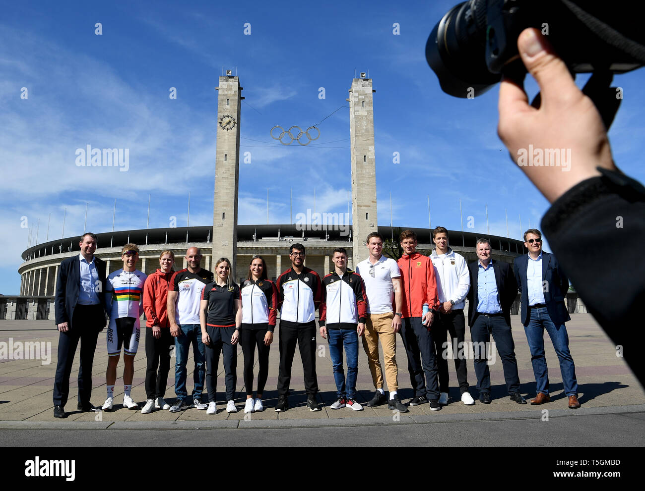 25 April 2019, Berlin: Aleksander Dzembritzki (l-r), State Secretary ...