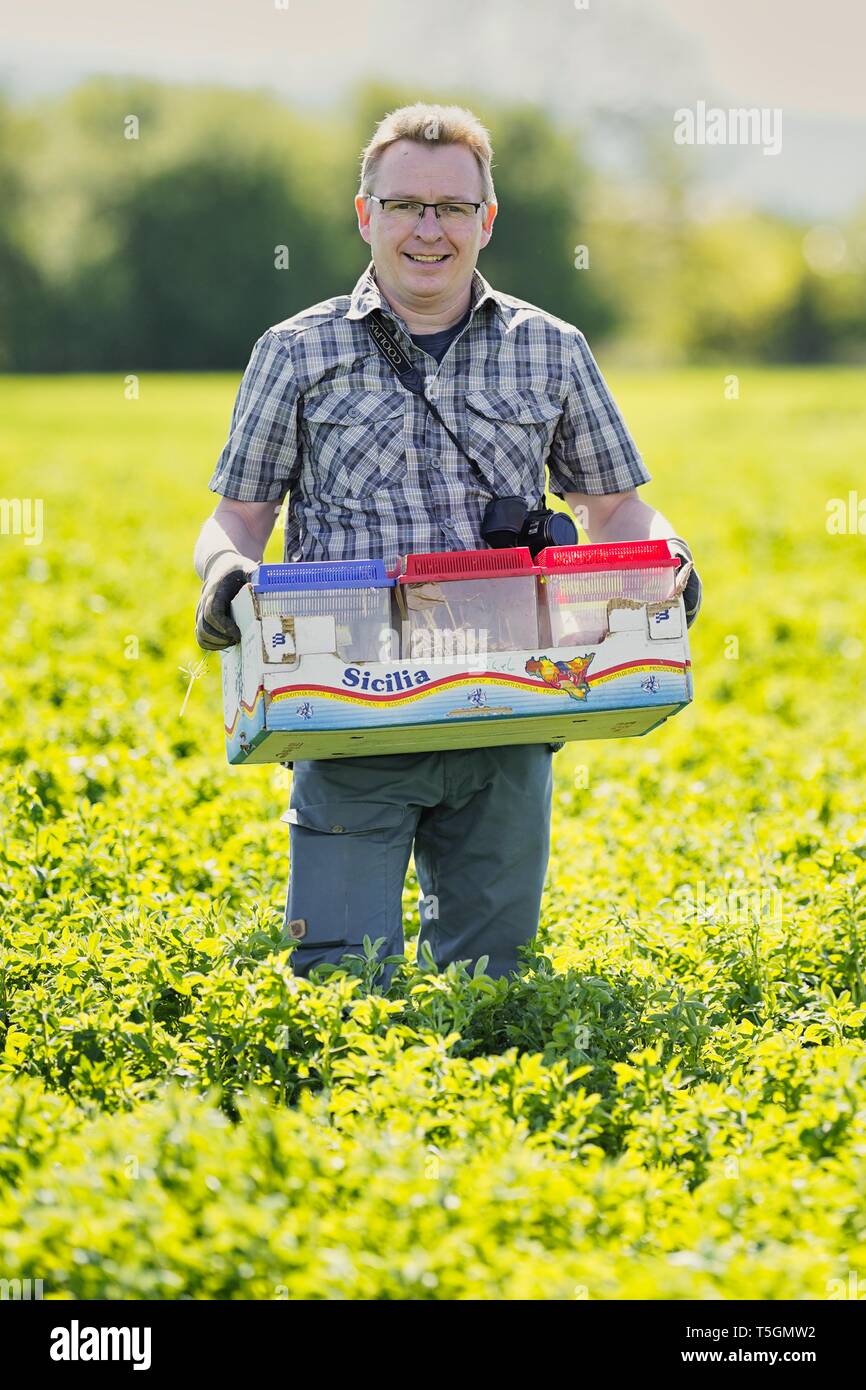Mannheim, Germany. 25th Apr, 2019. Ulrich Weinhold, biologist at the ...