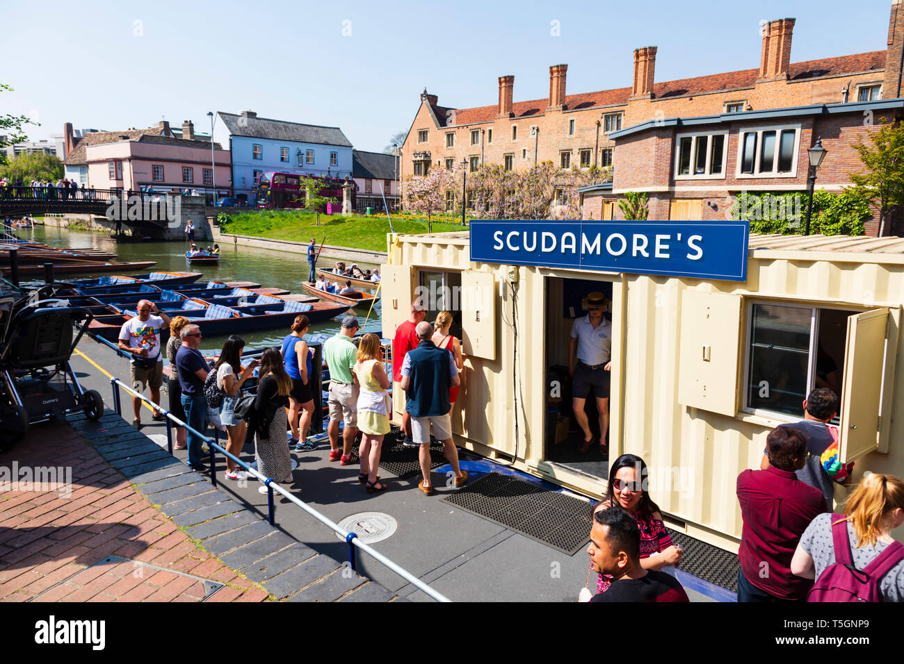 English queue hi-res stock photography and images - Alamy