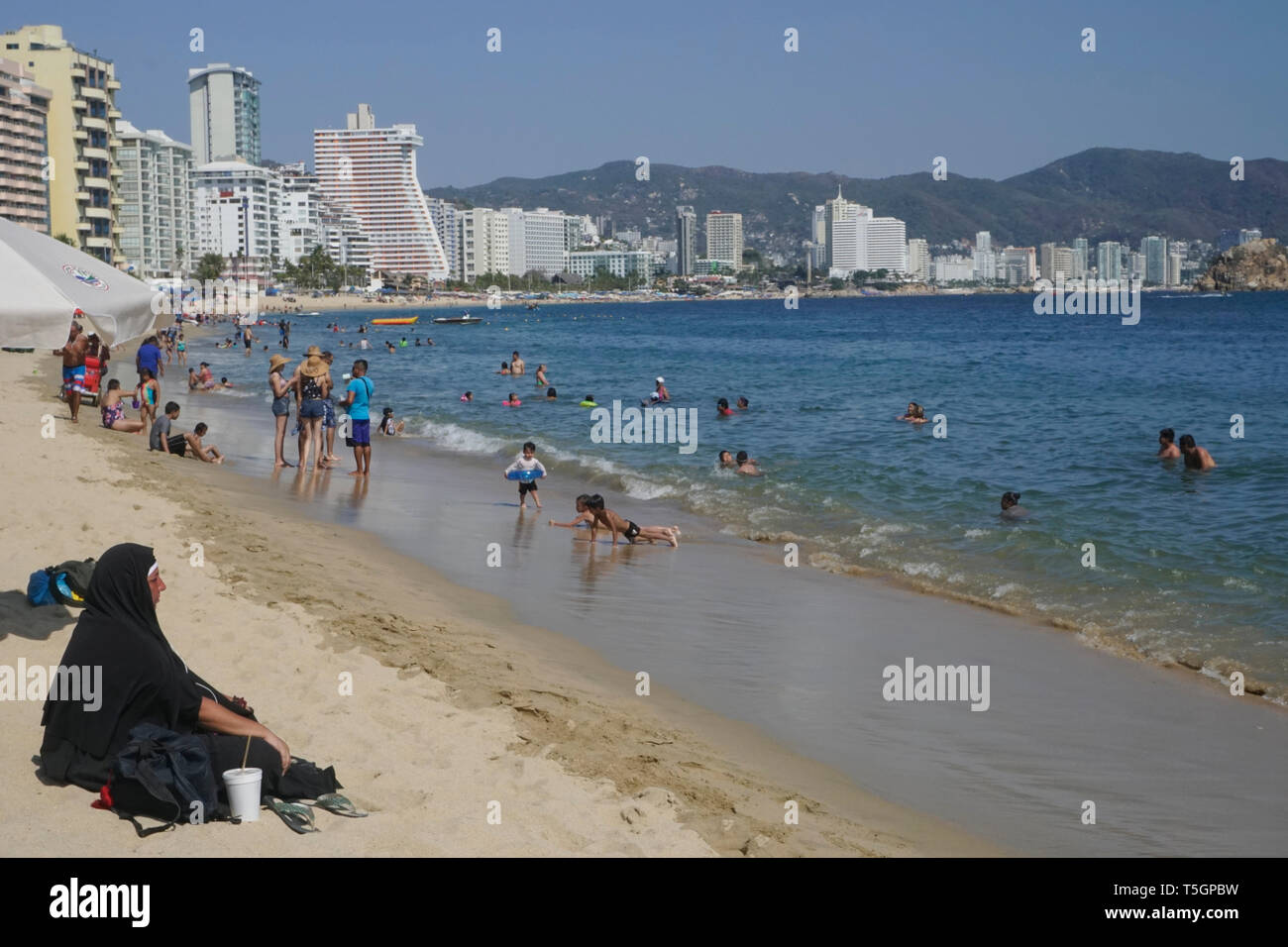 Beach in acapulco mexico hi-res stock photography and images - Alamy