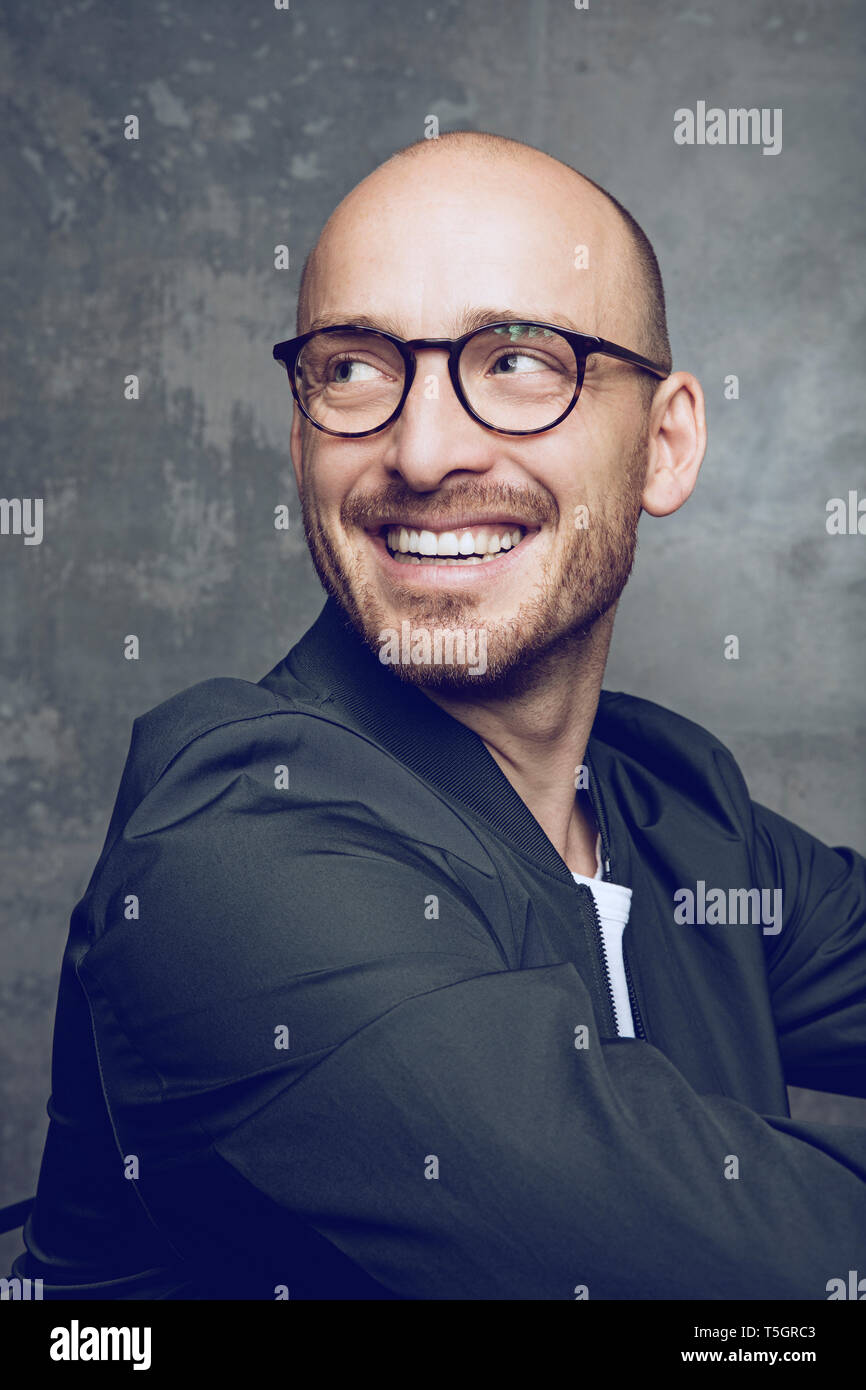 Portrait of a laughing man with glasses Stock Photo - Alamy