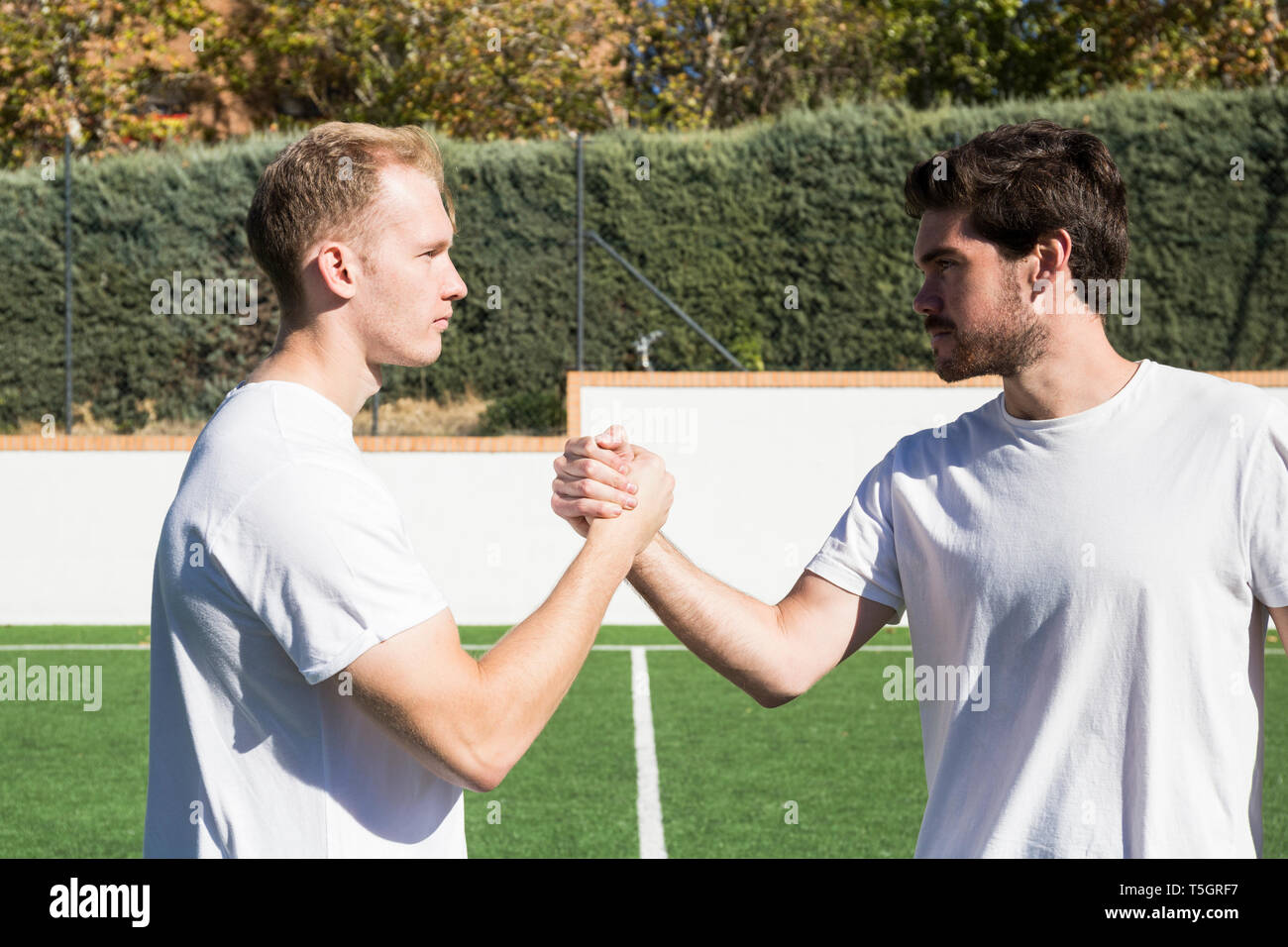 Football shaking hands hi-res stock photography and images - Alamy