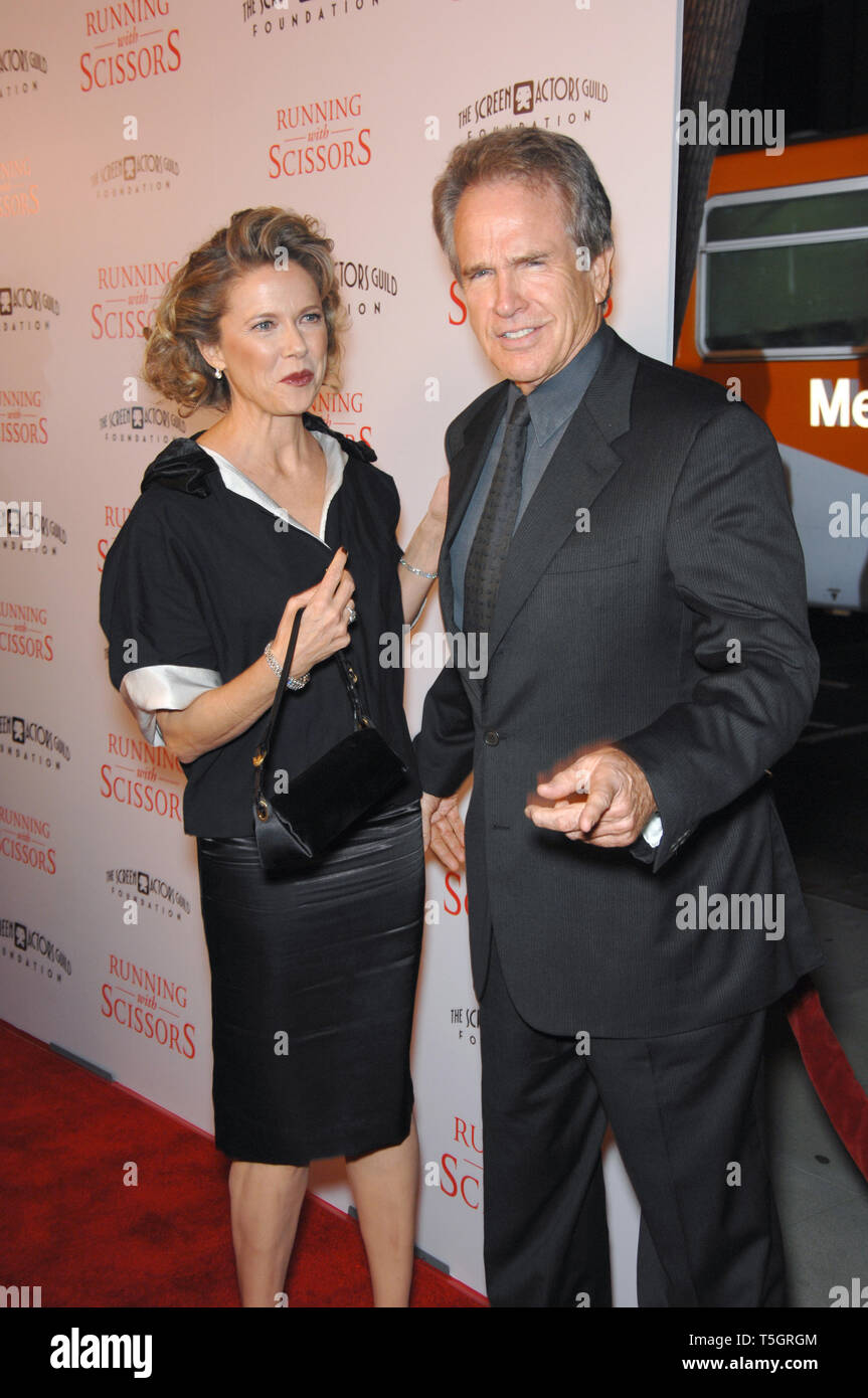 LOS ANGELES, CA. October 10, 2006: ANNETTE BENING & husband WARREN ...