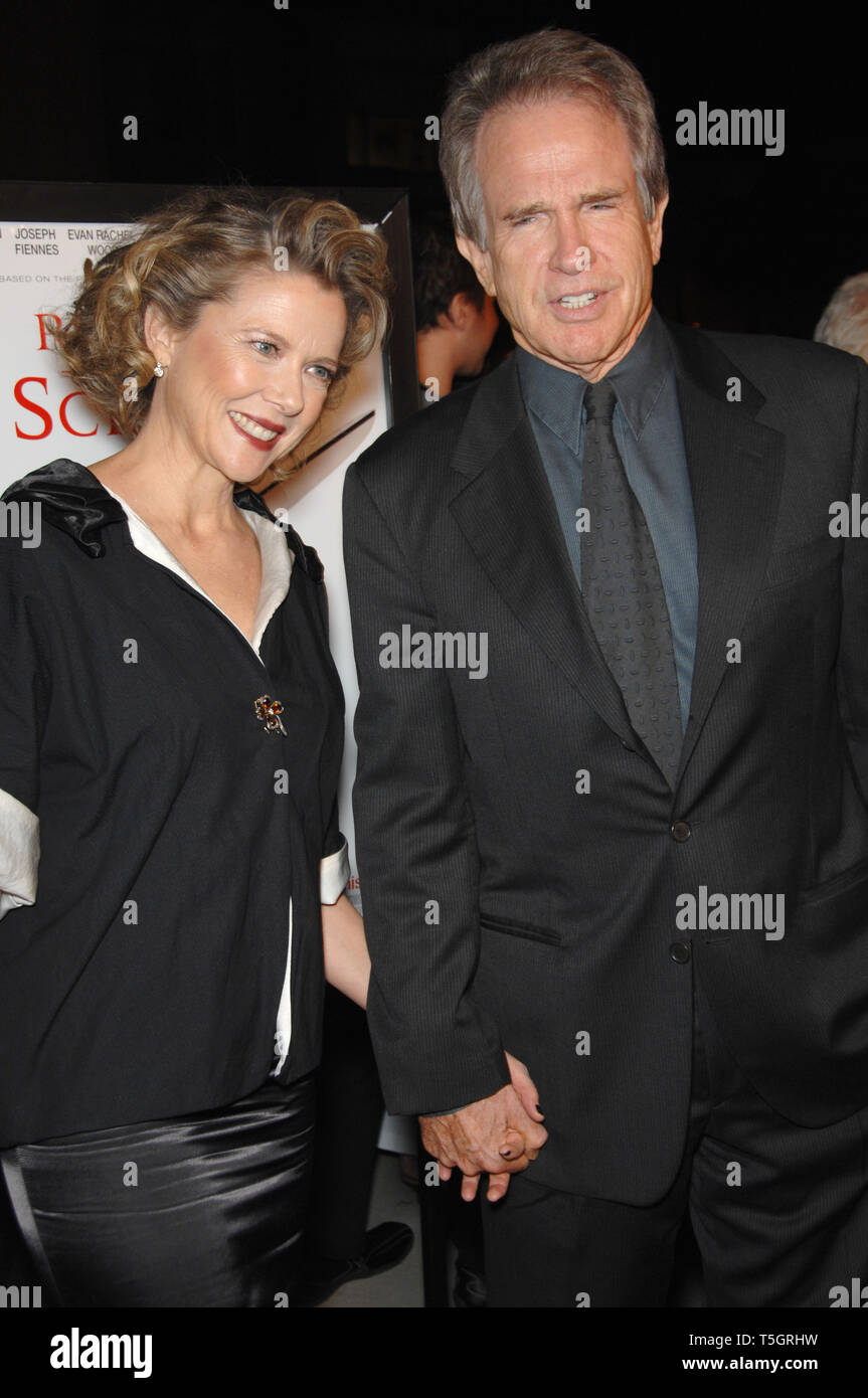 LOS ANGELES, CA. October 10, 2006: ANNETTE BENING & husband WARREN ...