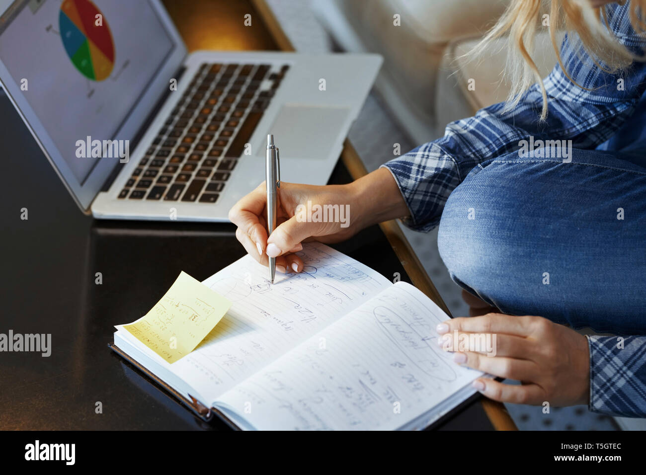 Woman taking notes hi-res stock photography and images - Alamy