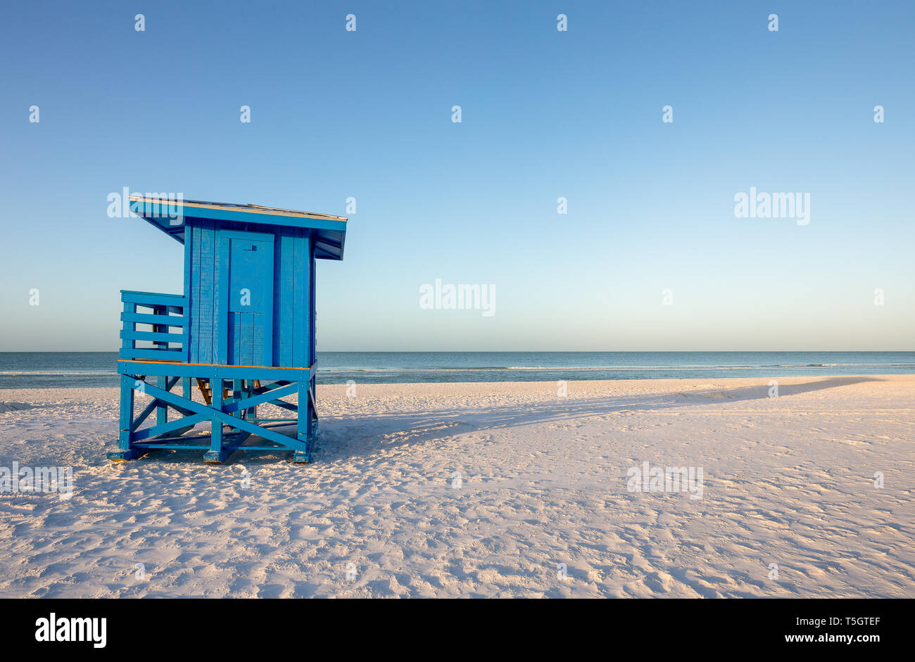 Blue lifeguard tower hi-res stock photography and images - Alamy