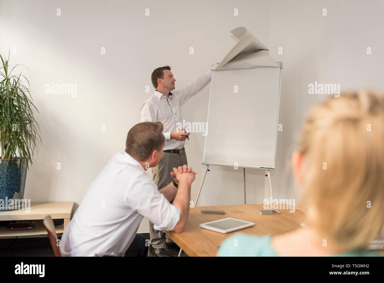 Businessman chart presentation hi-res stock photography and images - Alamy