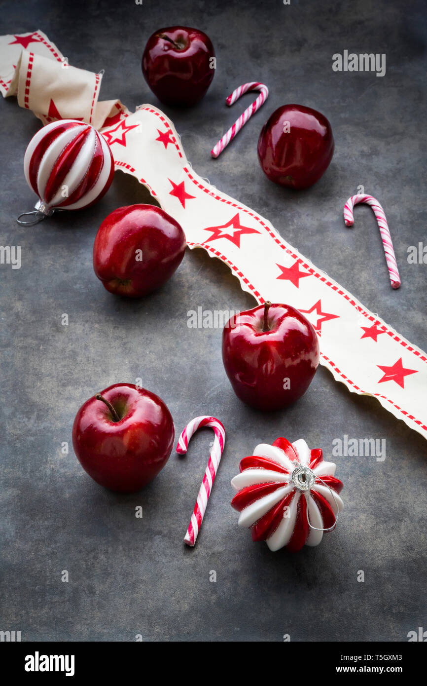 Christmas apples, candy canes and decoration Stock Photo - Alamy