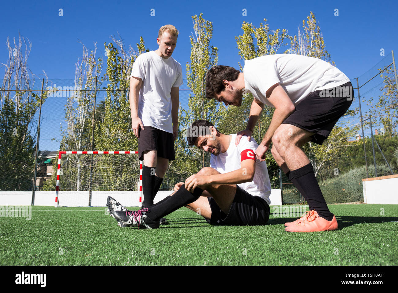 Football player injured hi-res stock photography and images - Alamy
