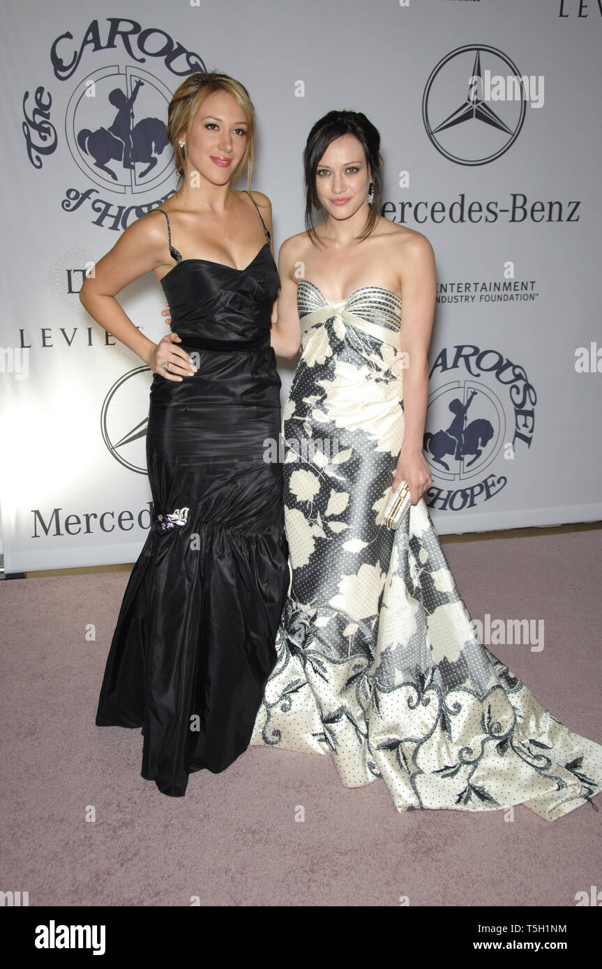 LOS ANGELES, CA. October 29, 2006: HAYLEY DUFF (left) & HILARY DUFF at ...