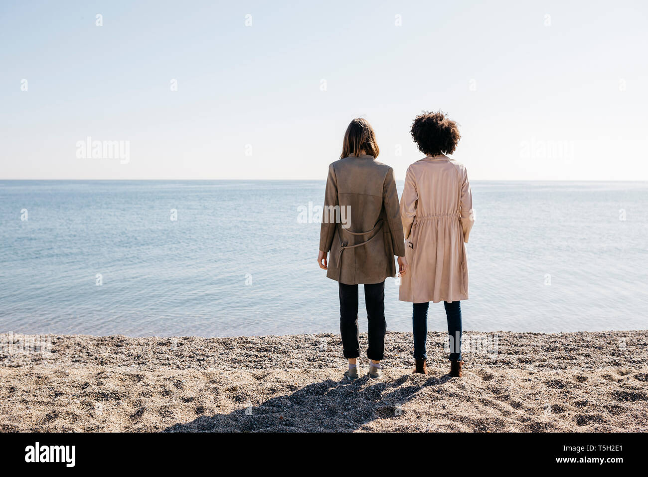 Two friends back to back hi-res stock photography and images - Alamy