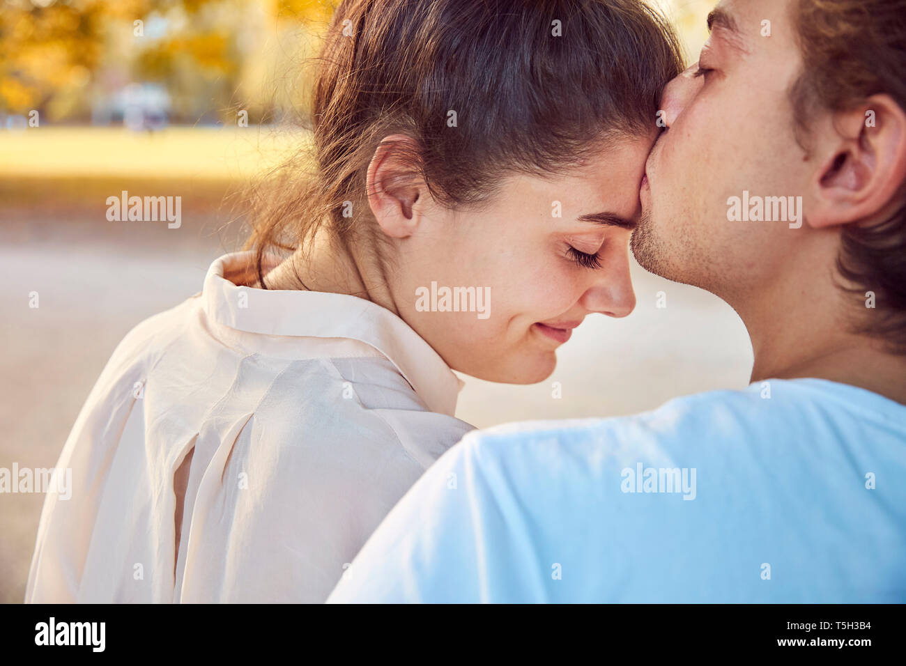 Young couple kissing outdoors hi-res stock photography and images - Alamy