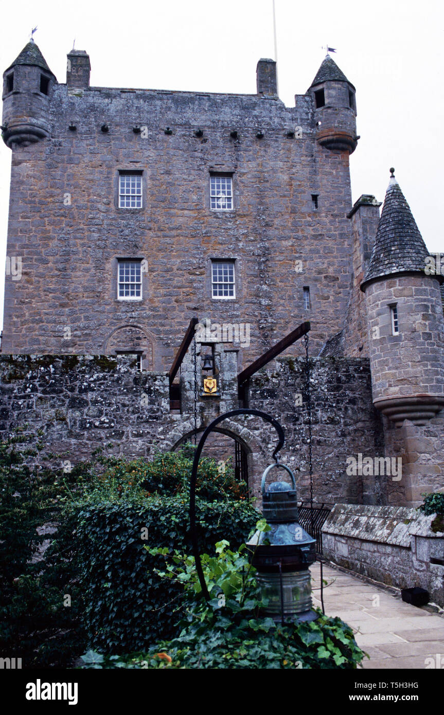 Castle moat drawbridge hi-res stock photography and images - Alamy