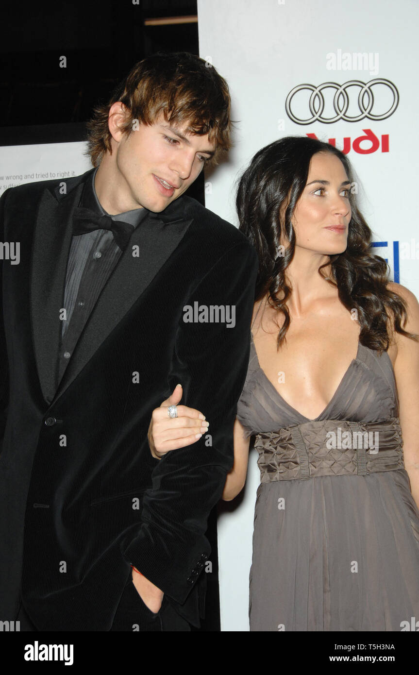 LOS ANGELES, CA. November 01, 2006: DEMI MOORE & ASHTON KUTCHER at the ...