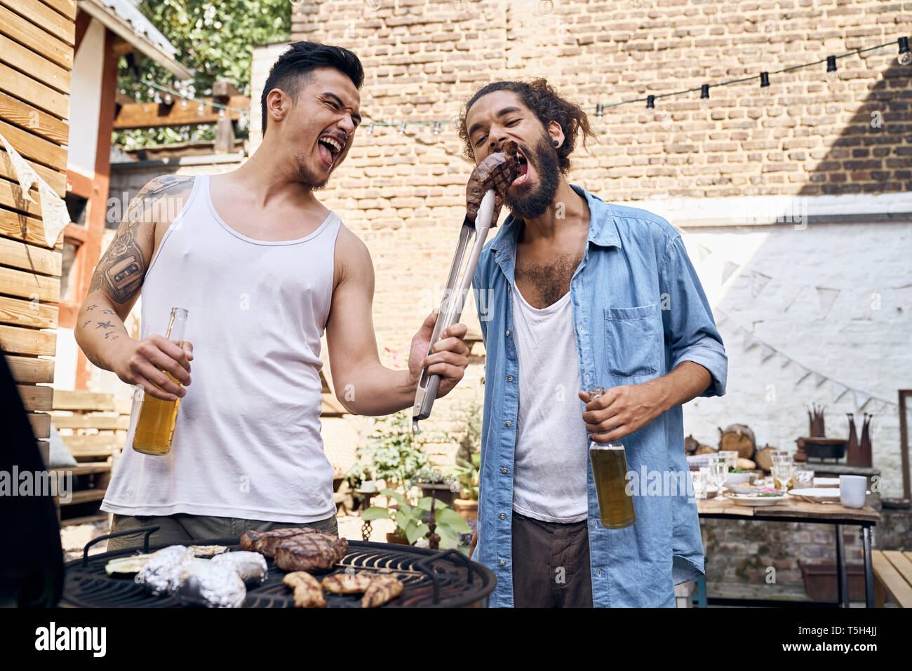 Barbecue friends hi-res stock photography and images - Alamy
